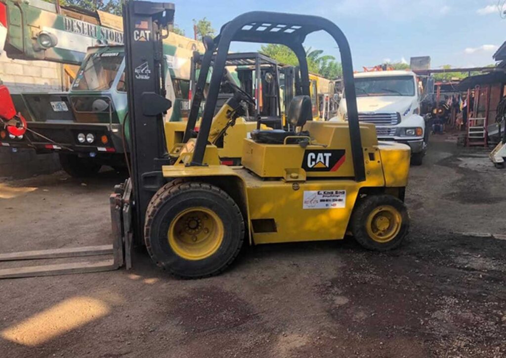 Montacargas CAT de 4.5 Toneladas, doble llanta - 4 metros de altura - E ...
