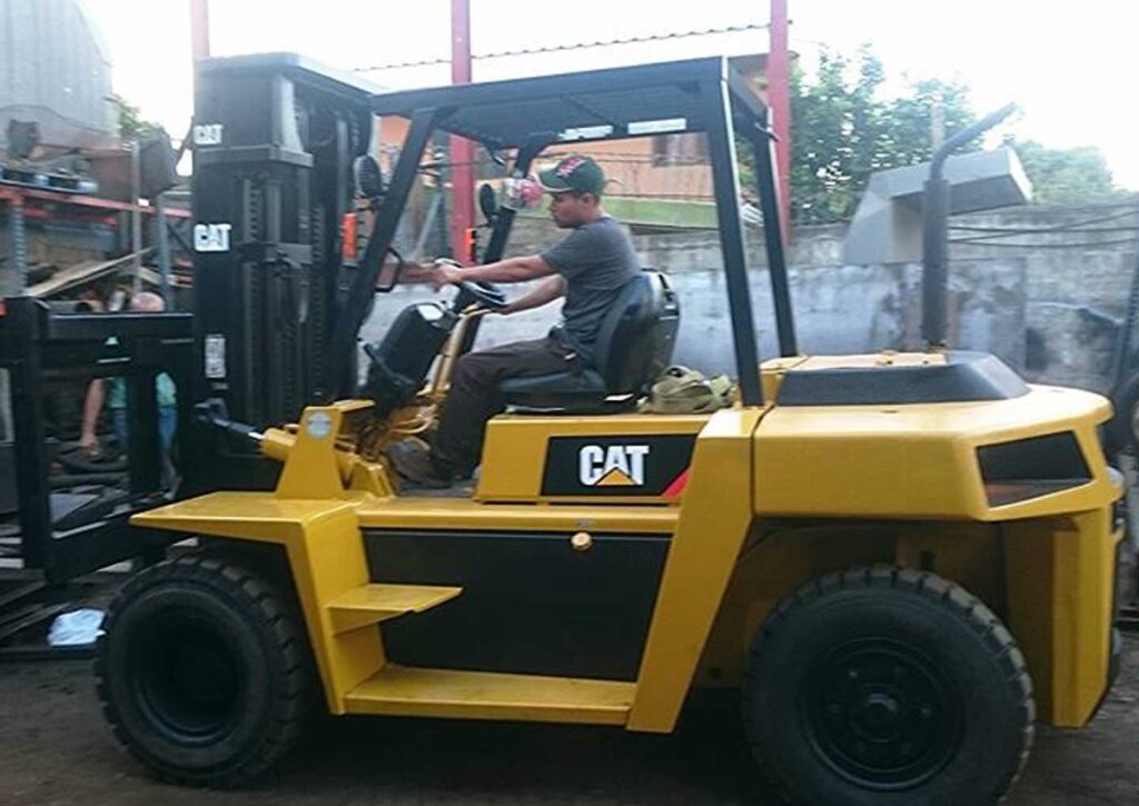 Montacargas CAT de 7 Toneladas - 5 metros de altura - E. King Sing Grúas y Montacargas